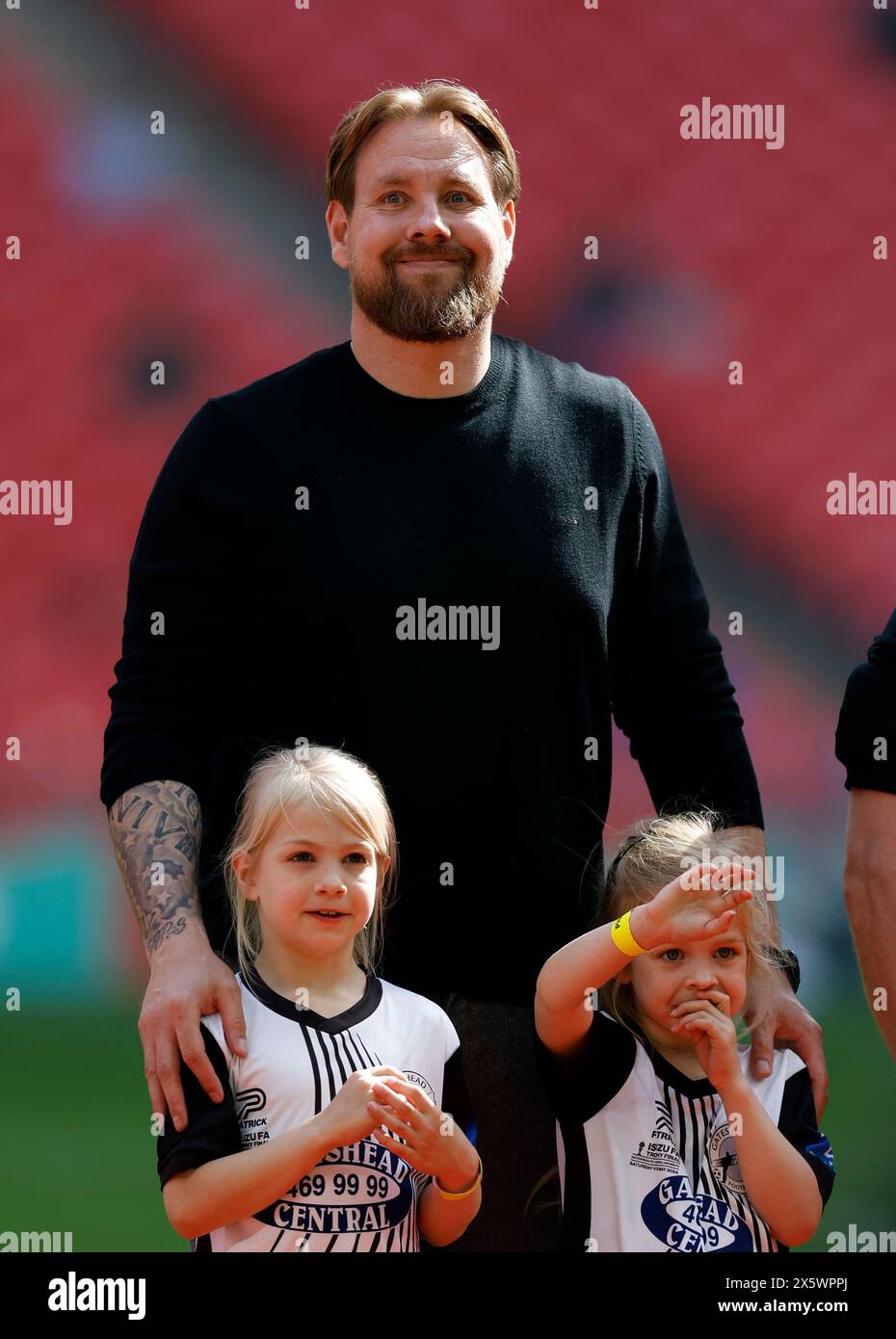 Gateshead manager Rob Elliot prior to kick off in the Isuzu FA Trophy ...
