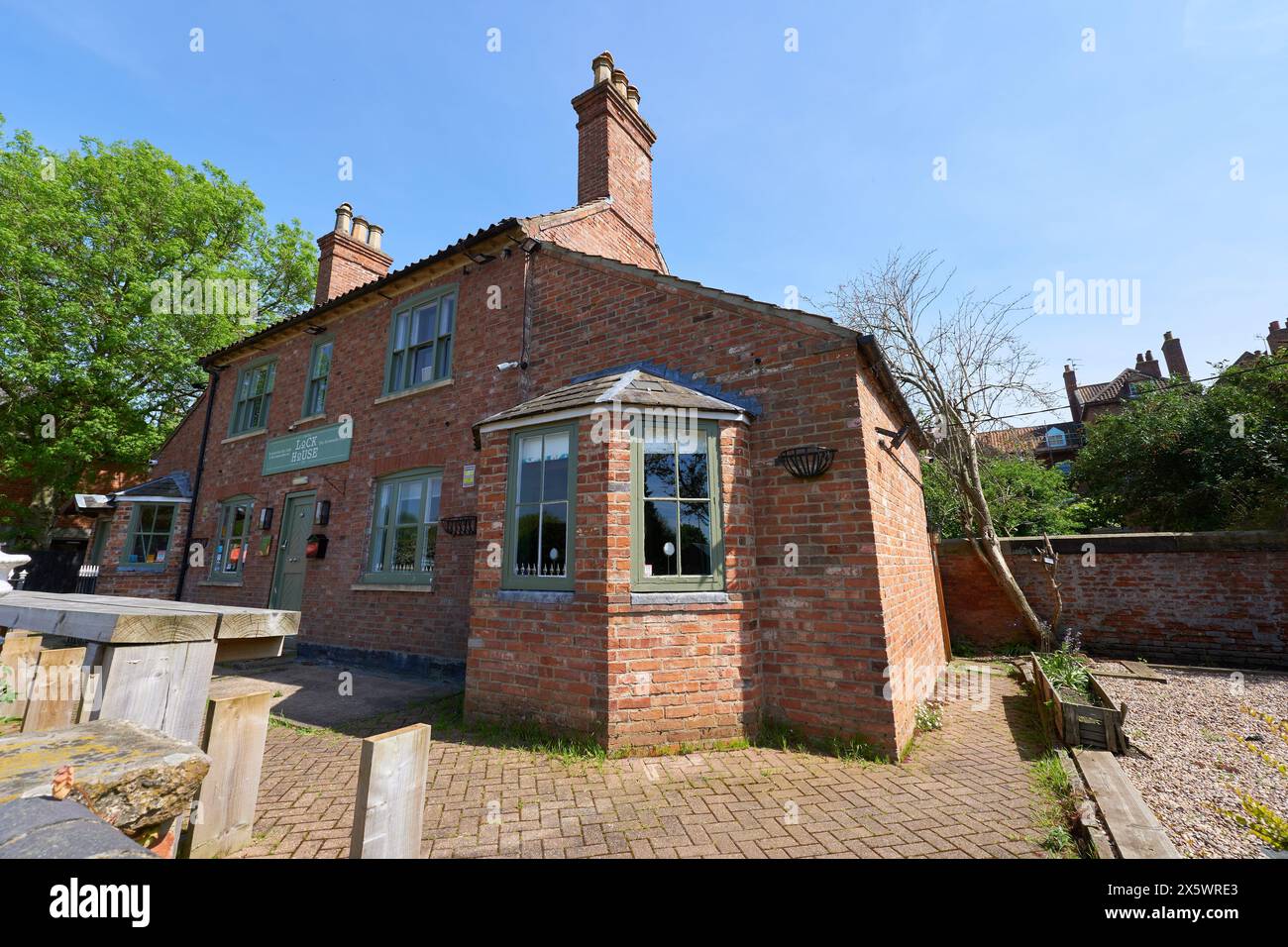Renovated lock keepers cottage in Newark on Trent, UK Stock Photo - Alamy