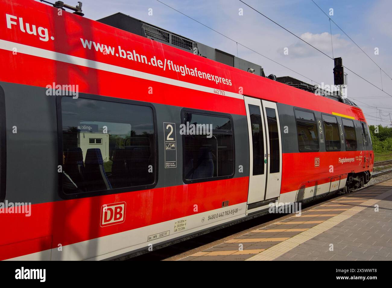 Zug zum Flug. DB Deutsche Bahn, Regionalzug der Baureihe 442. Regio ...