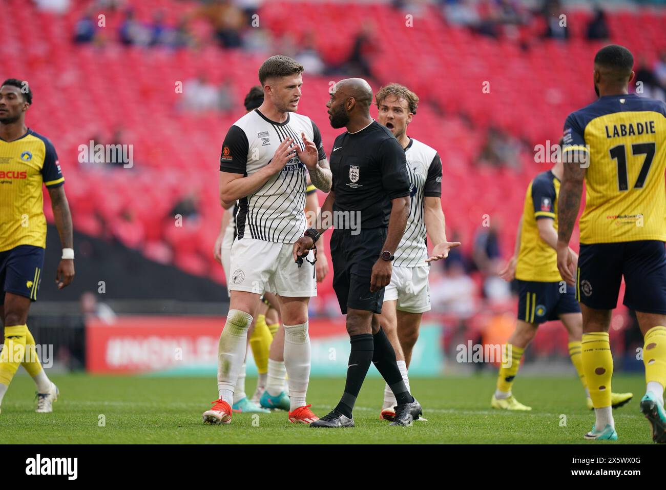 Sam allison referee hi-res stock photography and images - Alamy