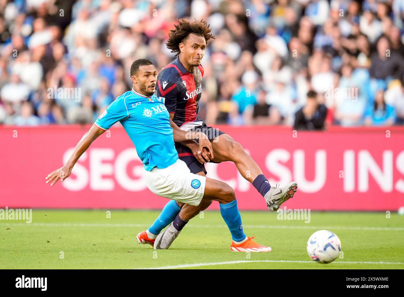 Joshua Zirkzee of Bologna FC and Juan Jesus of SSC Napoli during the ...