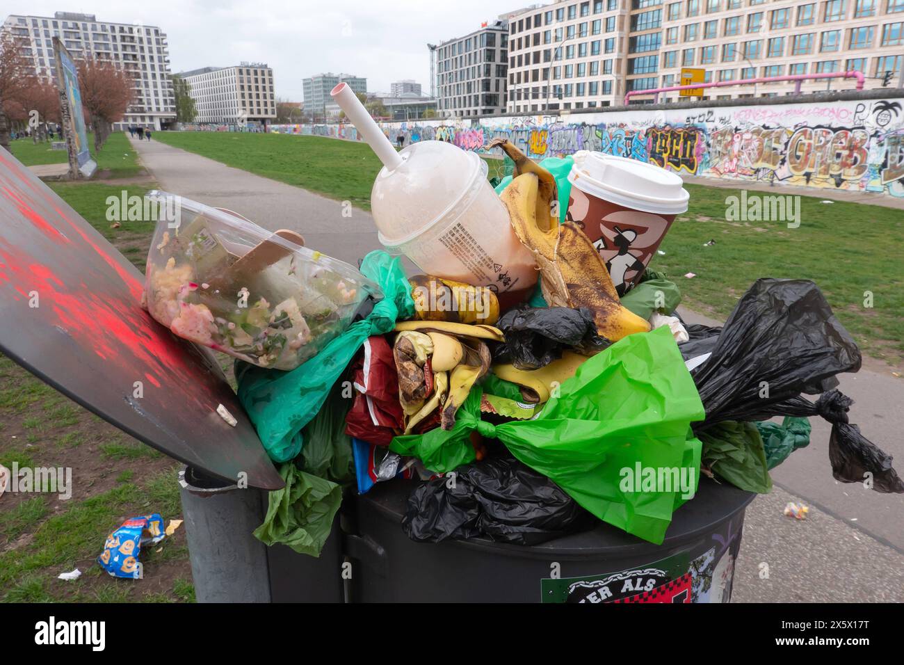 Ueberfuellte Muelleimer sind am 01.04.2024 in der Naehe der East Side ...