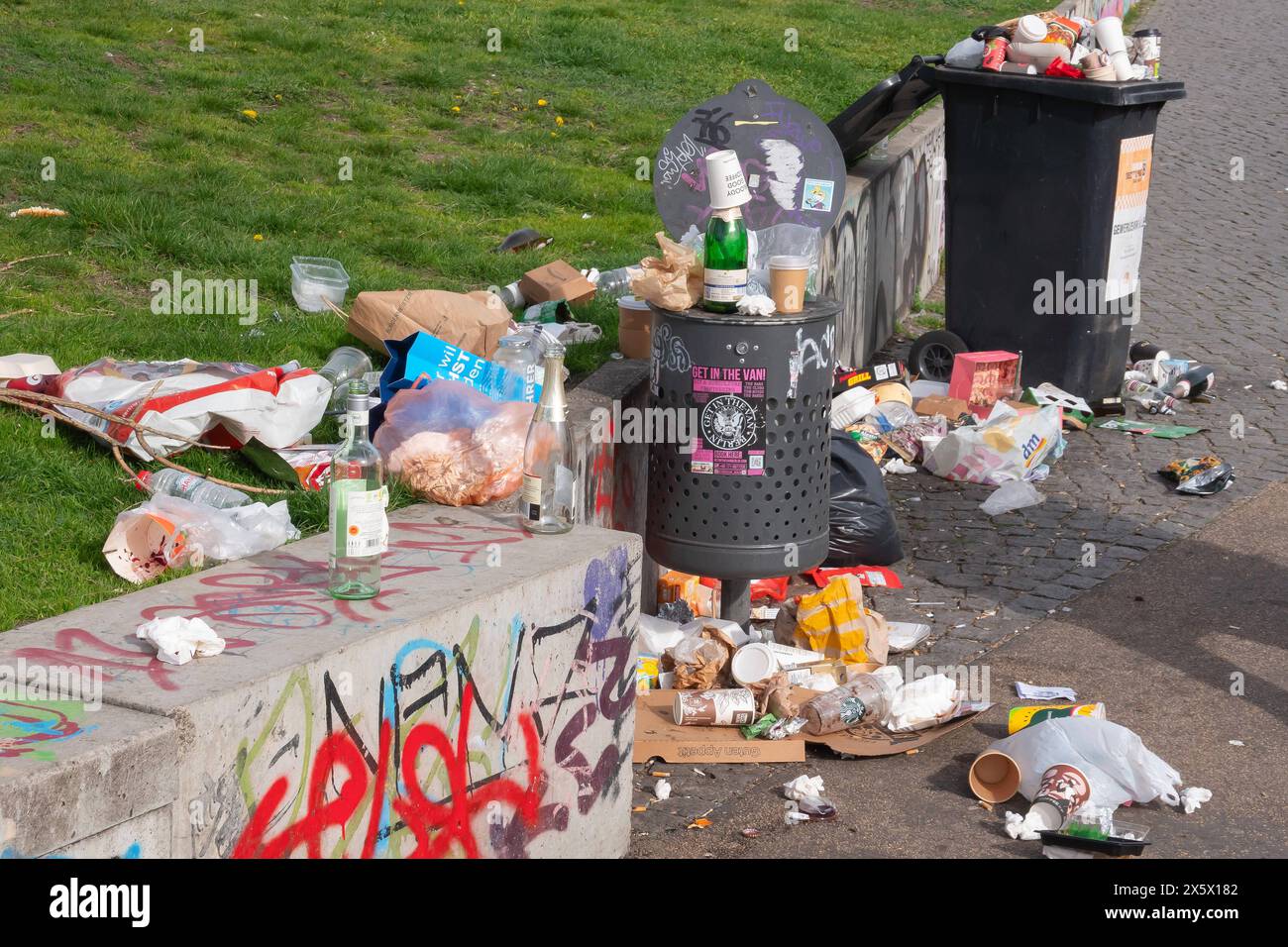 Ueberfuellte Muelleimer sind am 01.04.2024 in der Naehe der East Side ...