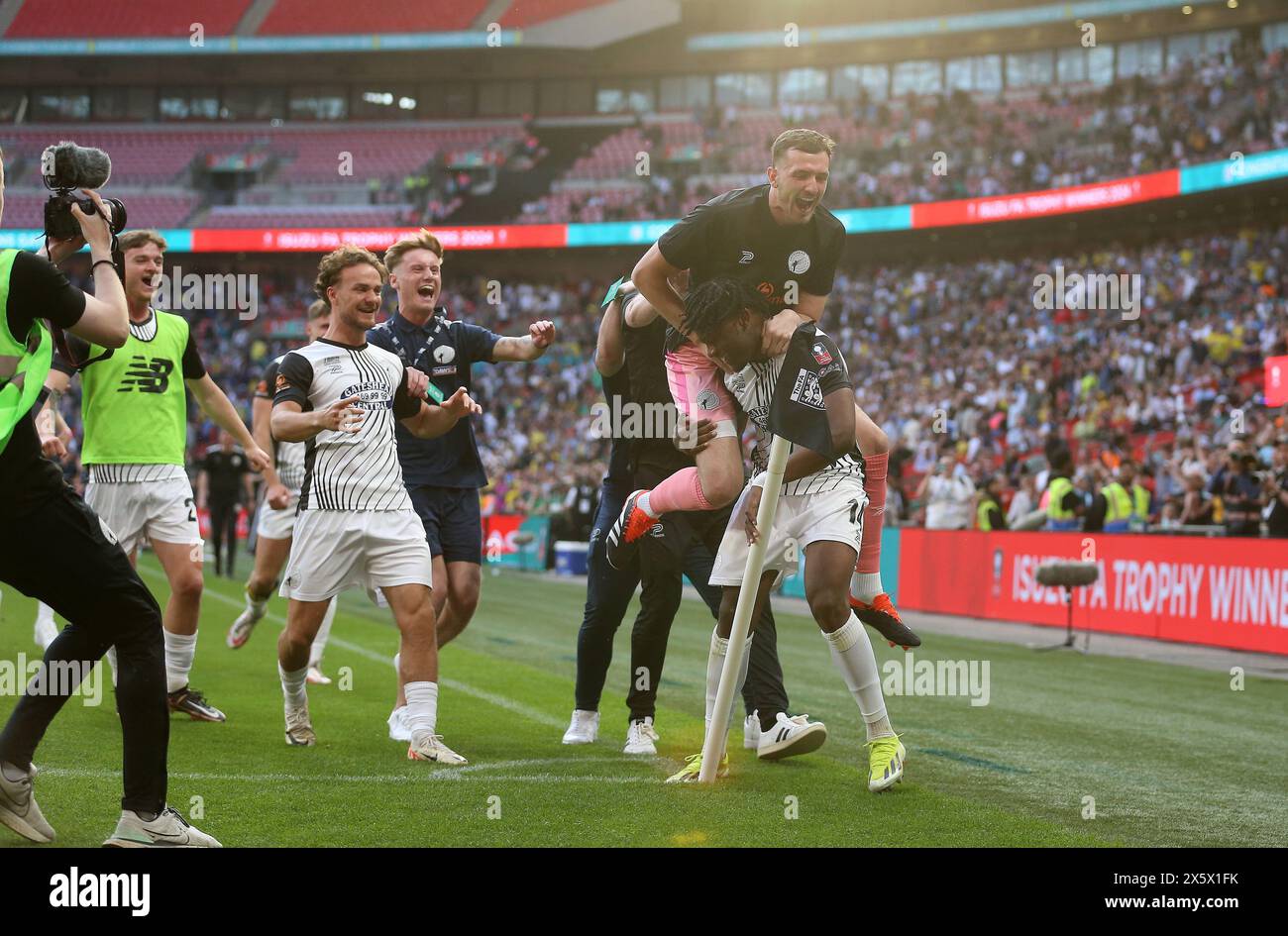 gateshead-s-dajaune-brown-centre-celebrates-victory-in-the-isuzu-fa