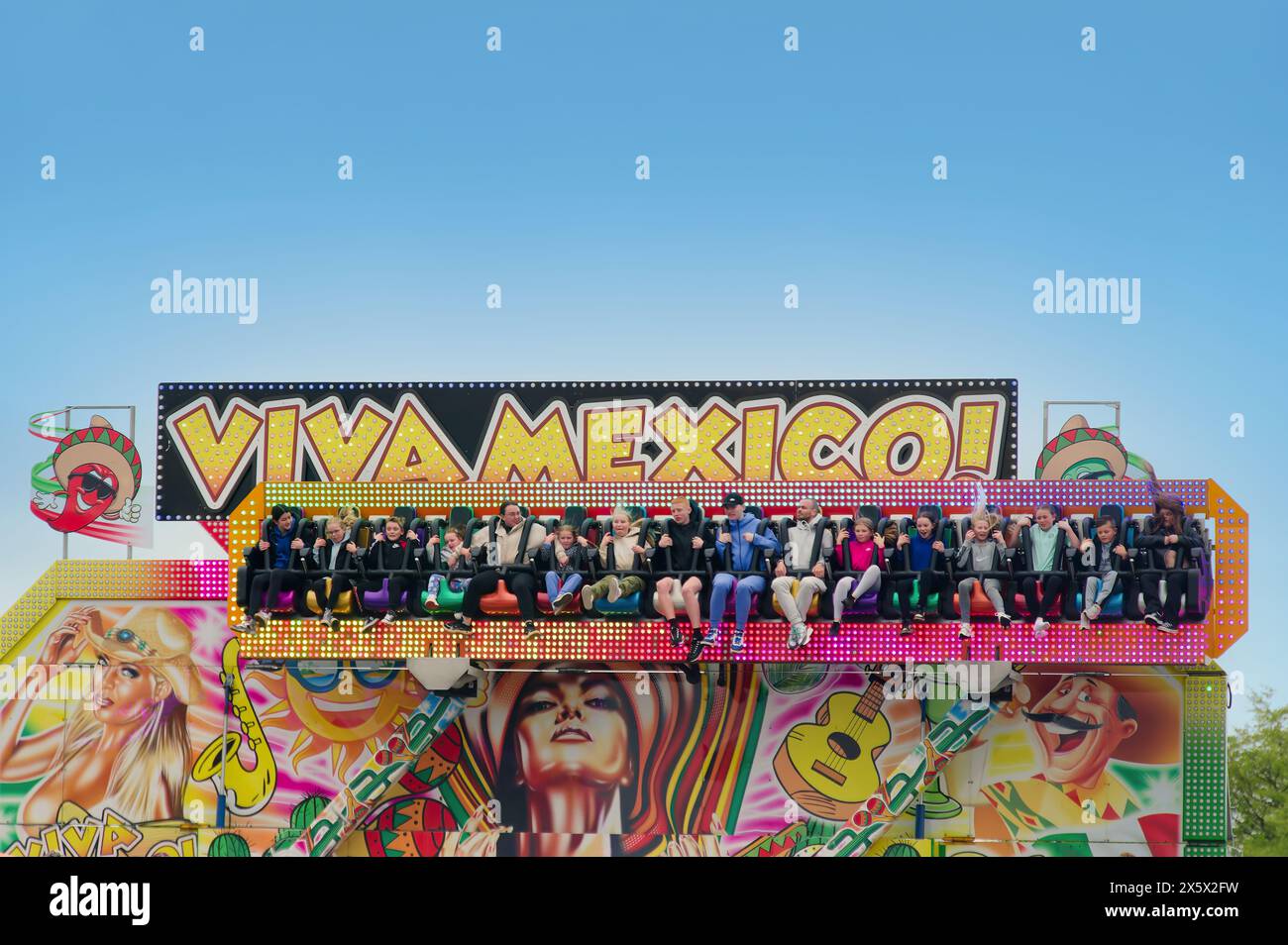 Amusement drop ride full of people having fun Stock Photo - Alamy