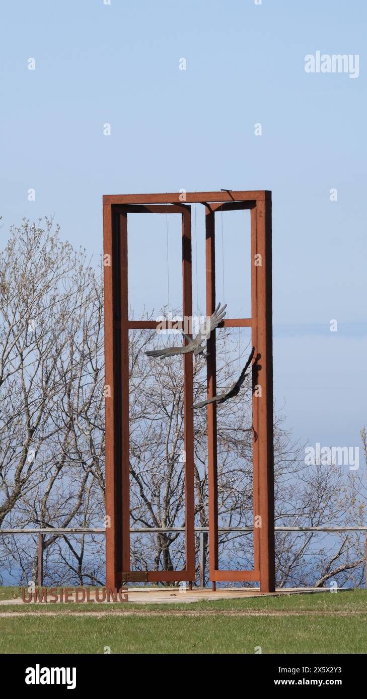 Metal monument with birds Stock Photo - Alamy