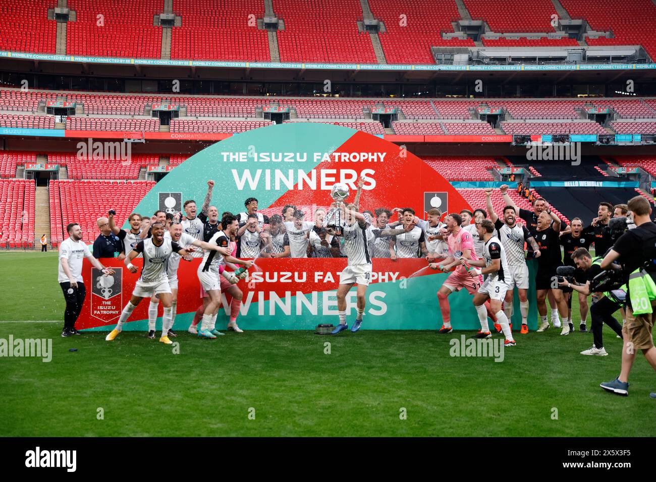 Gateshead celebrates with the trophy after victory in the Isuzu FA ...