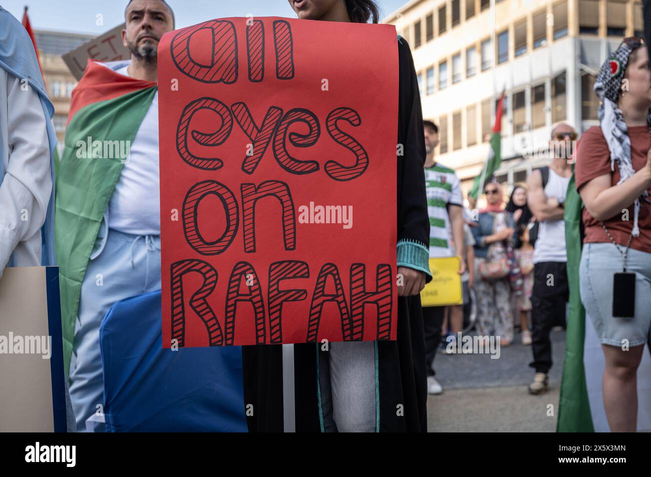 11 May 2024, Hesse, Frankfurt/Main: "All eyes on Rafah", demonstrators ...