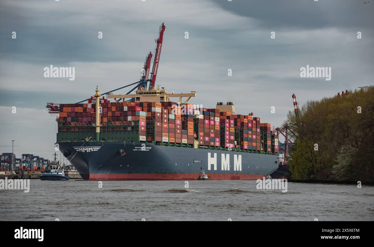 Containerschiff Containerschiff HMM im Hafen von Hamburg, Deutschland ...