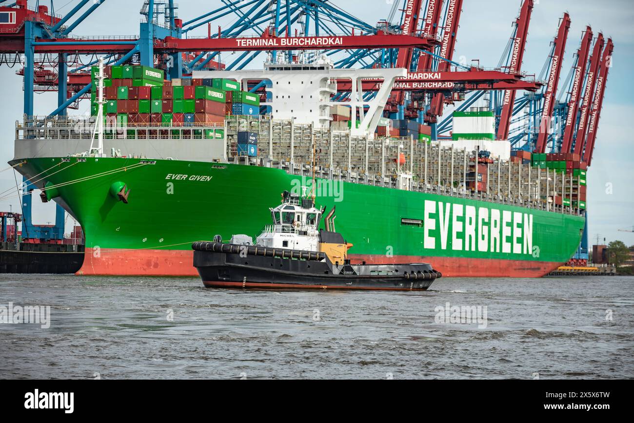 Containerschiff Containerschiff Evergreen im Hafen von Hamburg ...