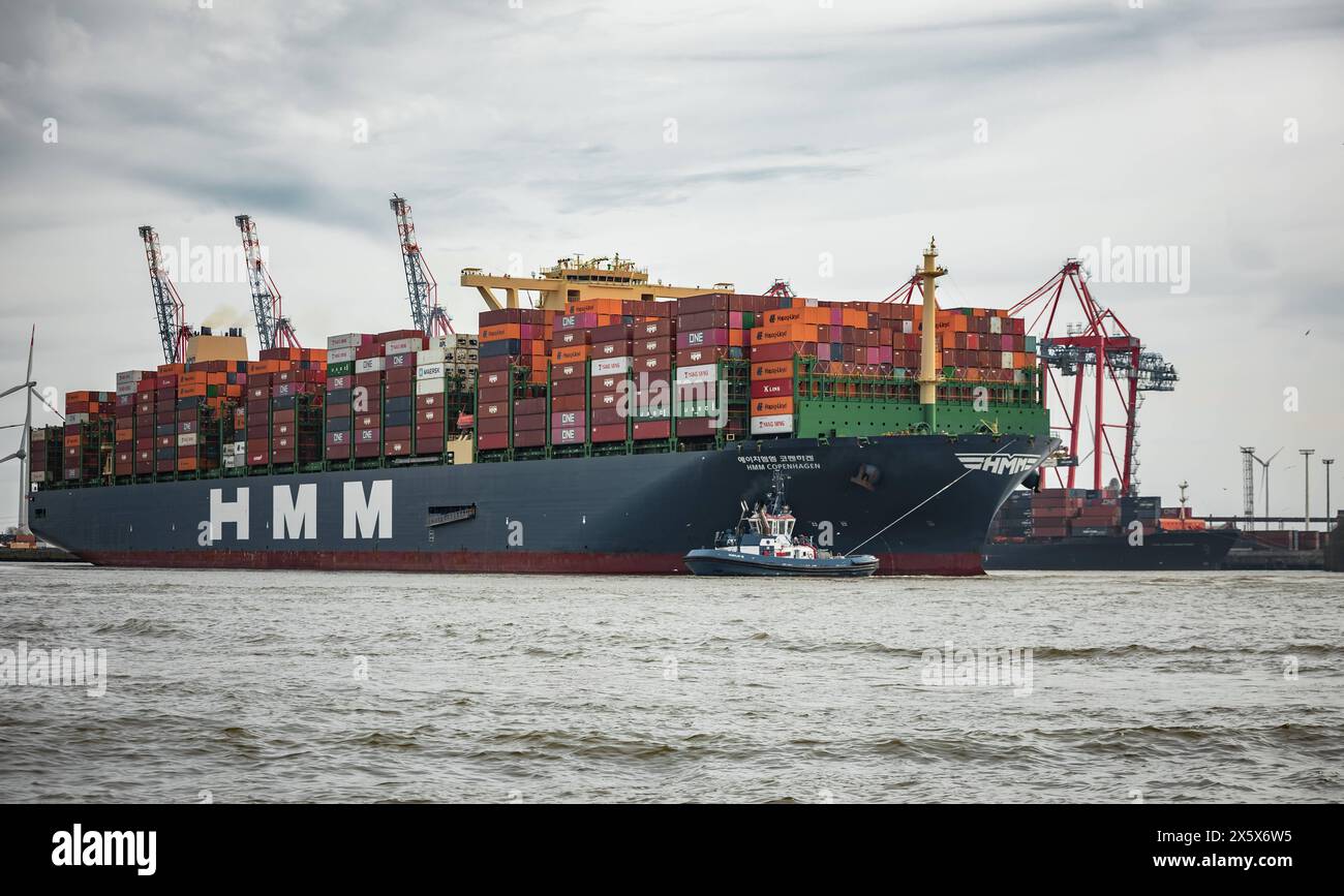 Containerschiff Containerschiff HMM im Hafen von Hamburg, Deutschland ...