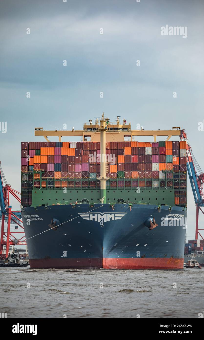 Containerschiff Containerschiff HMM im Hafen von Hamburg, Deutschland ...