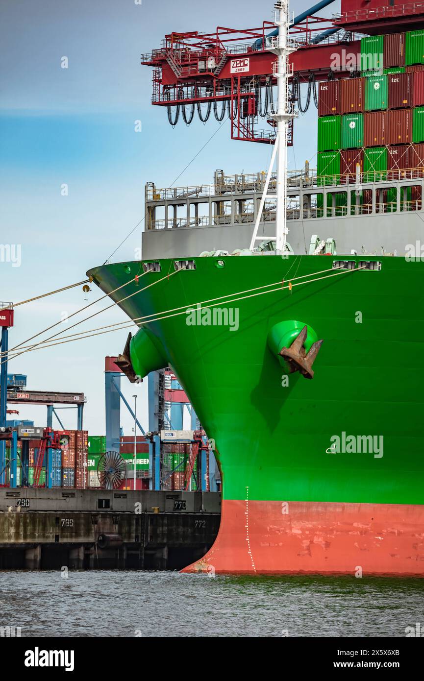 Containerschiff Containerschiff Evergreen im Hafen von Hamburg ...