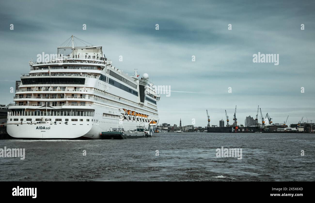 Aida Kreuzfahrtschiff Kreuzfahrtschiff Aida Sol im Hafen von Hamburg ...