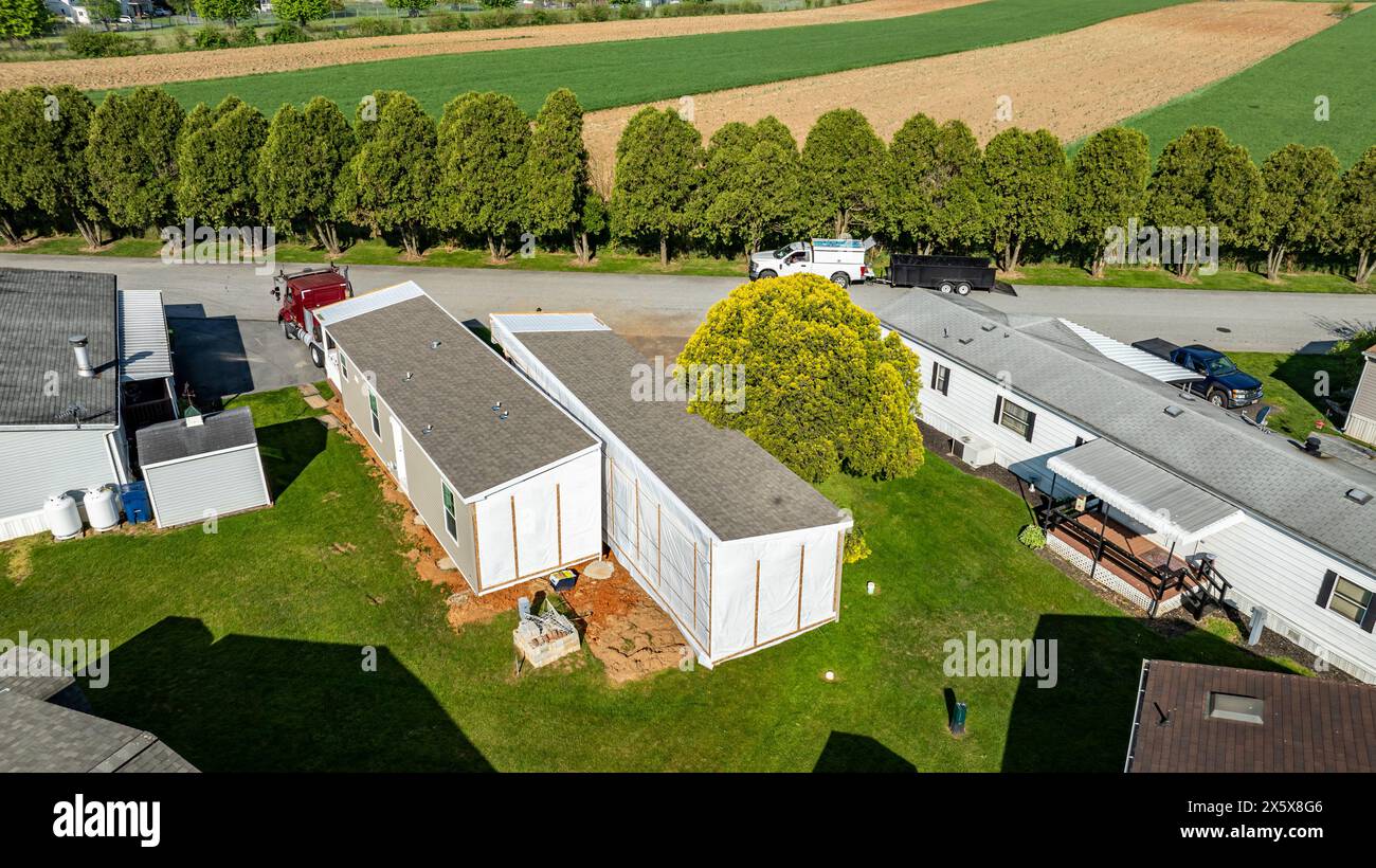 Wide view white siding house hi-res stock photography and images - Alamy