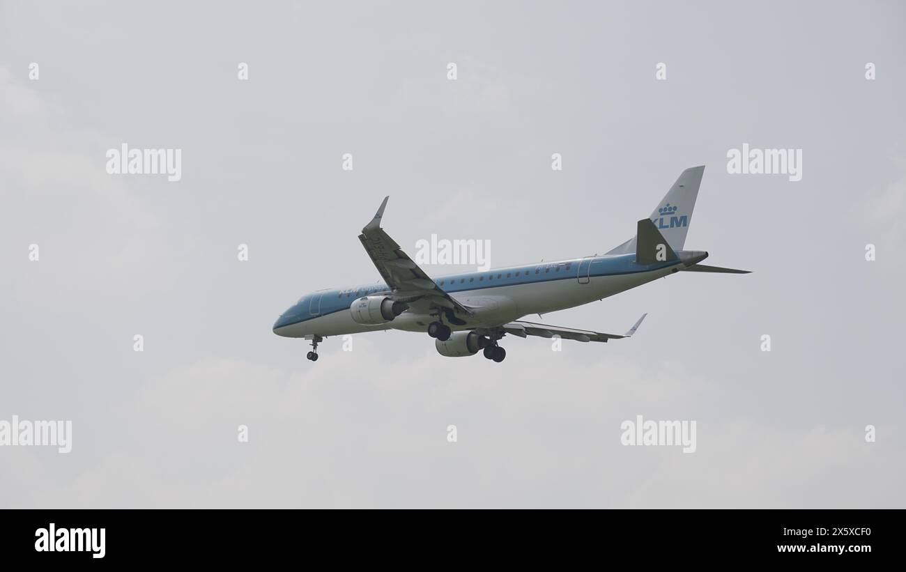 Klm embraer hi-res stock photography and images - Alamy