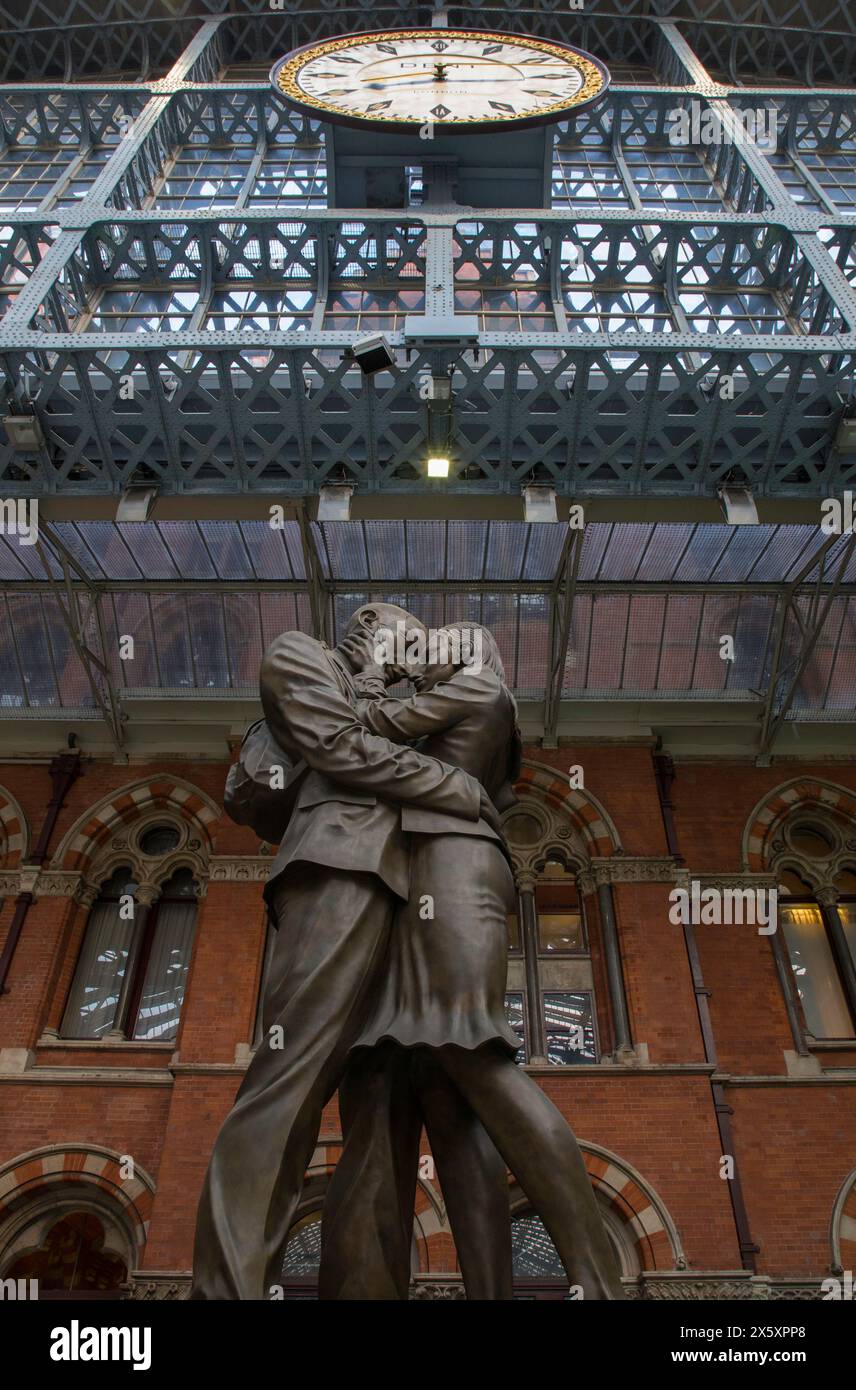 The Lovers statue at St Pancras with clock Stock Photo - Alamy