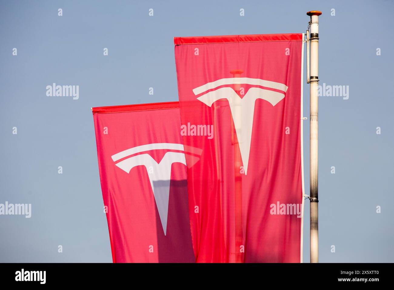 Car manufacturing tesla hi-res stock photography and images - Alamy