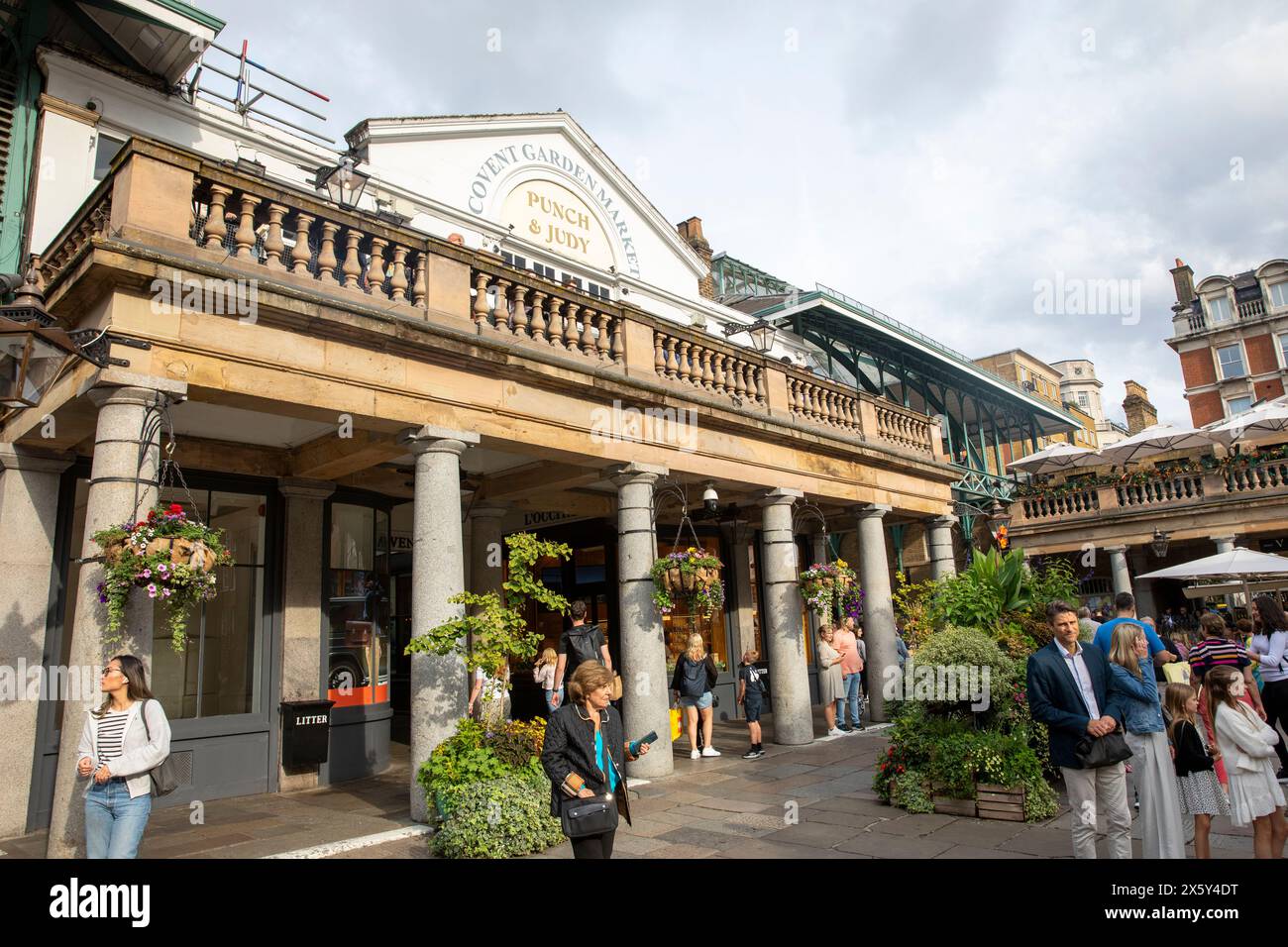 Covent Garden market and piazza area, famous London markets in the ...