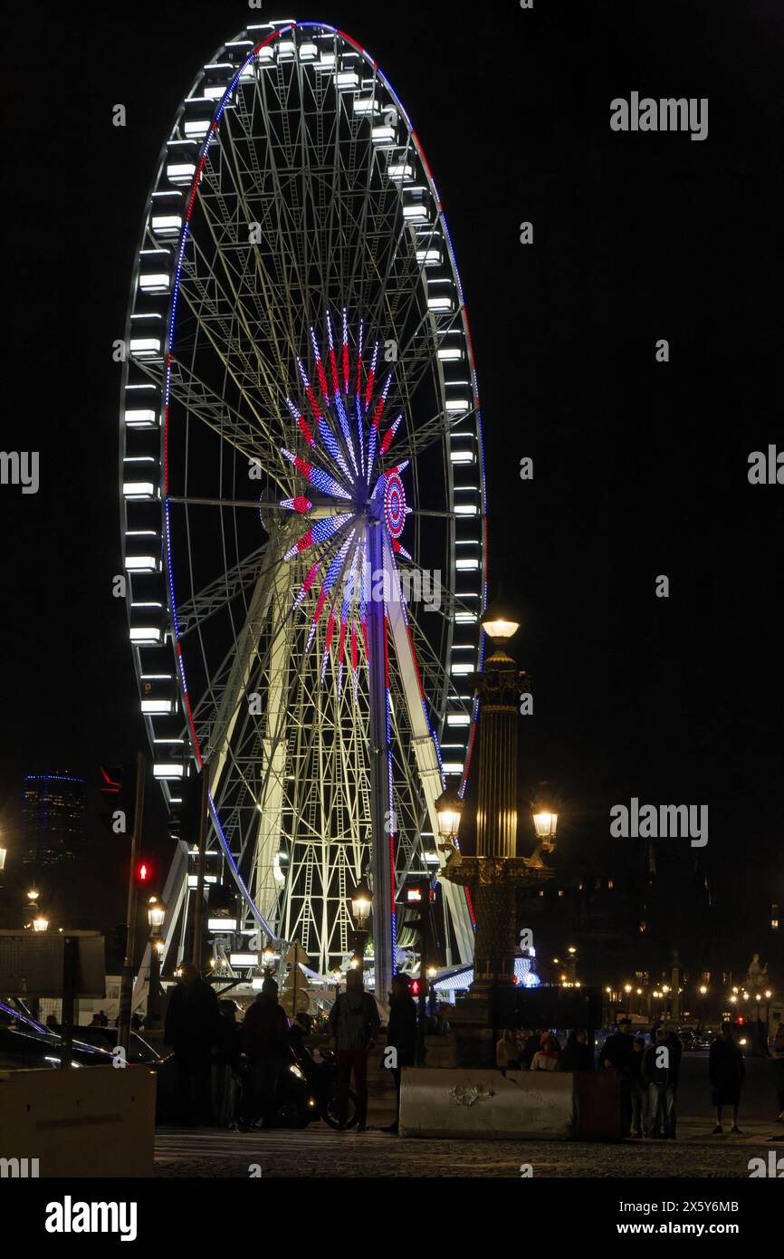 Paris, France.26Th Nov, 2015. View of the Big Wheel at night with its ...