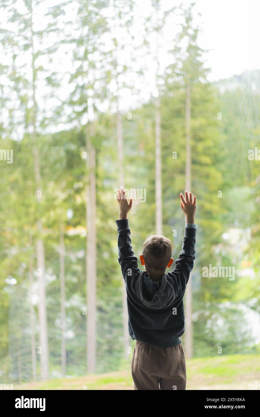 Back facing camera hi-res stock photography and images - Alamy