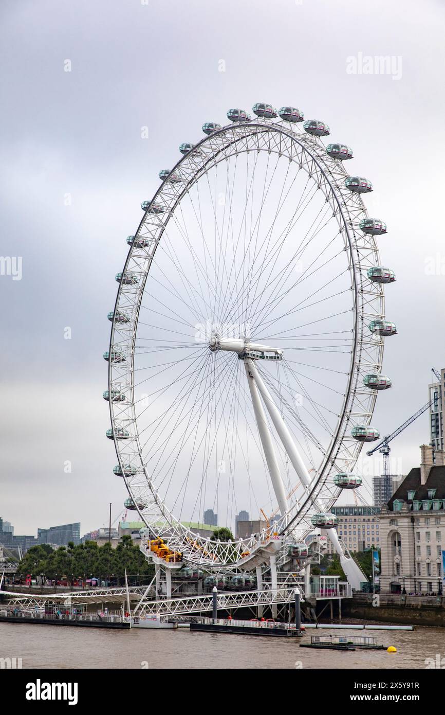 The London Eye millennium wheel at Riverside County Hall beside River ...