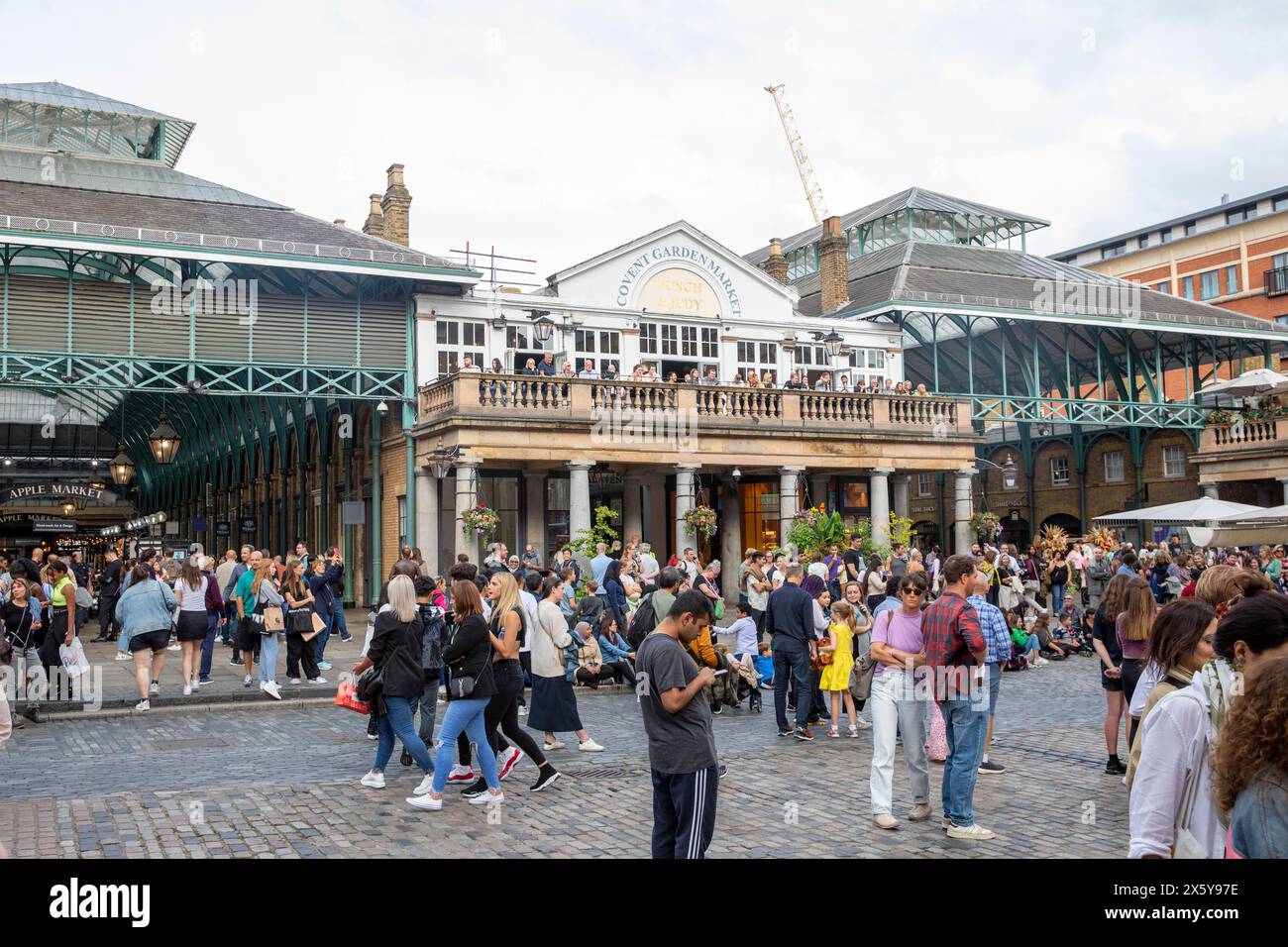Covent Garden market and piazza area, famous London markets in the ...