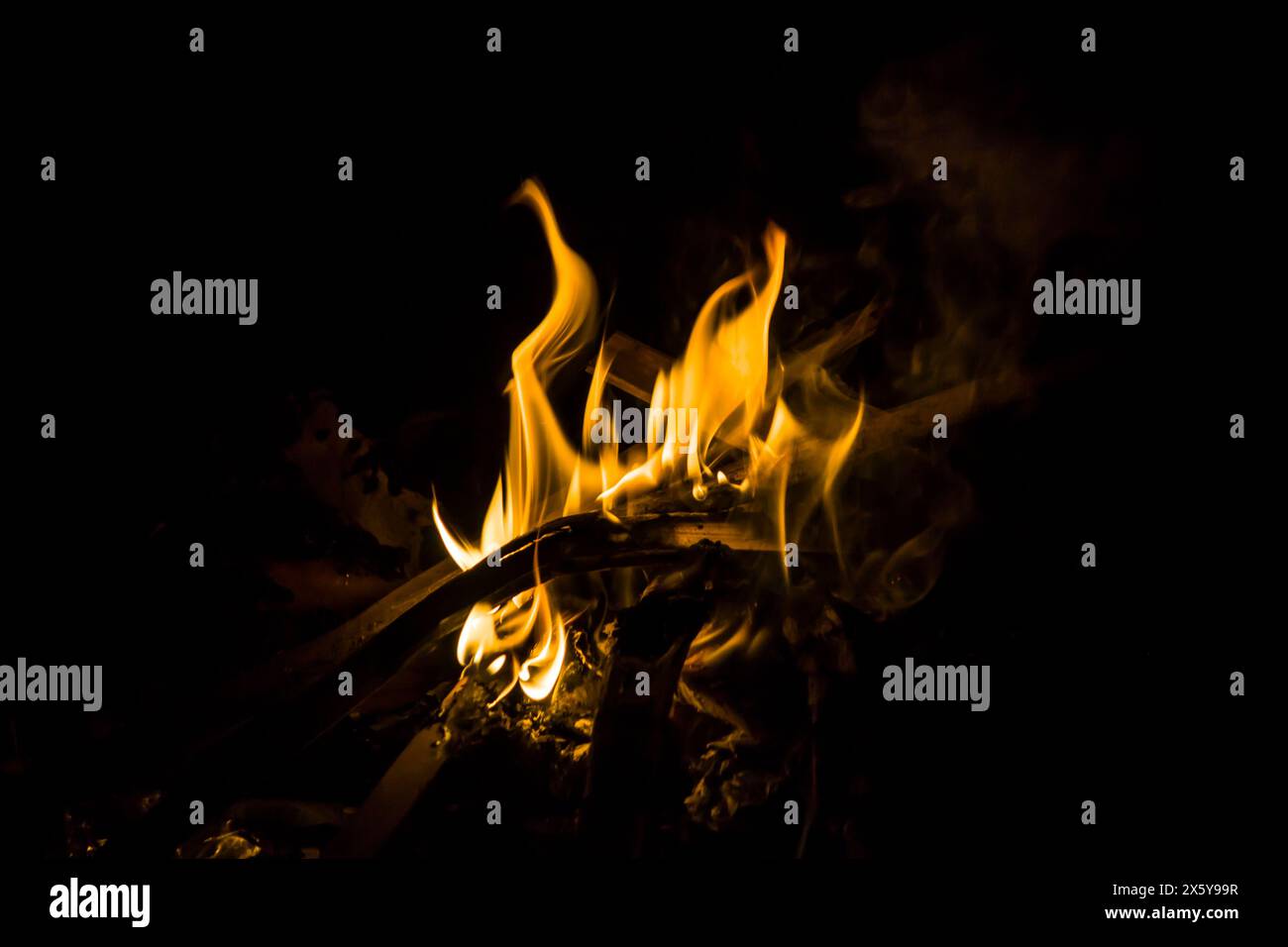 Campfire slow motion hi-res stock photography and images - Alamy