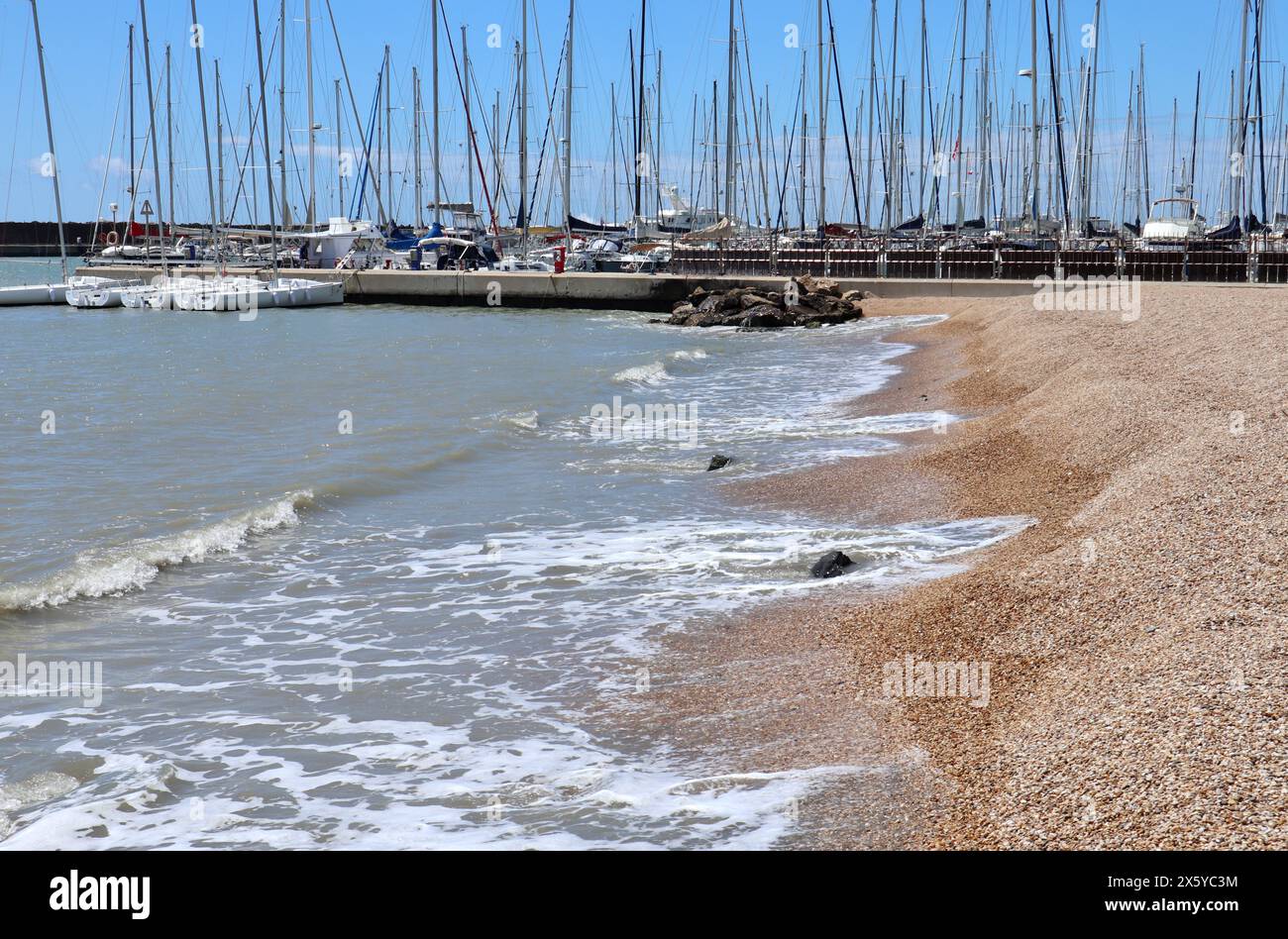 Porto Turistico di Roma - Spiaggia libera del porto Stock Photo - Alamy