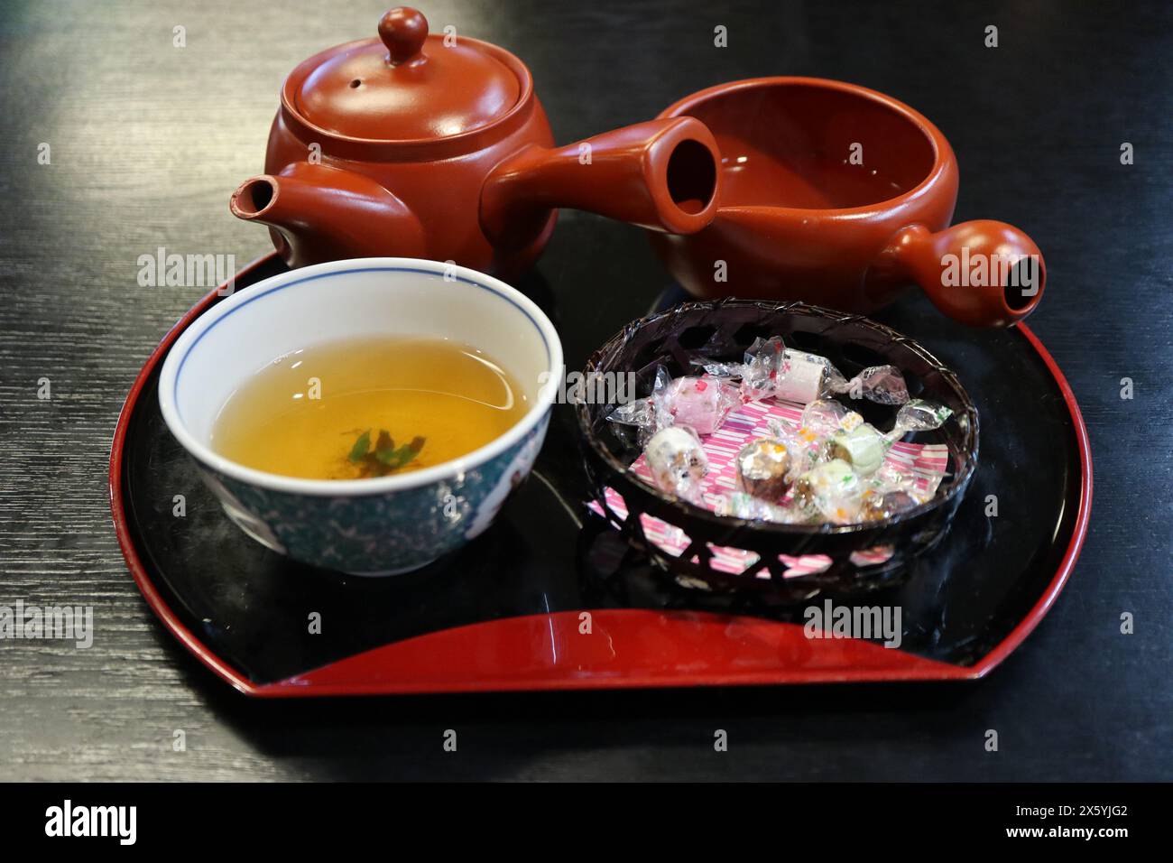 Kaga Bo-cha (Hojicha) tea set in Kanazawa, Japan Stock Photo - Alamy