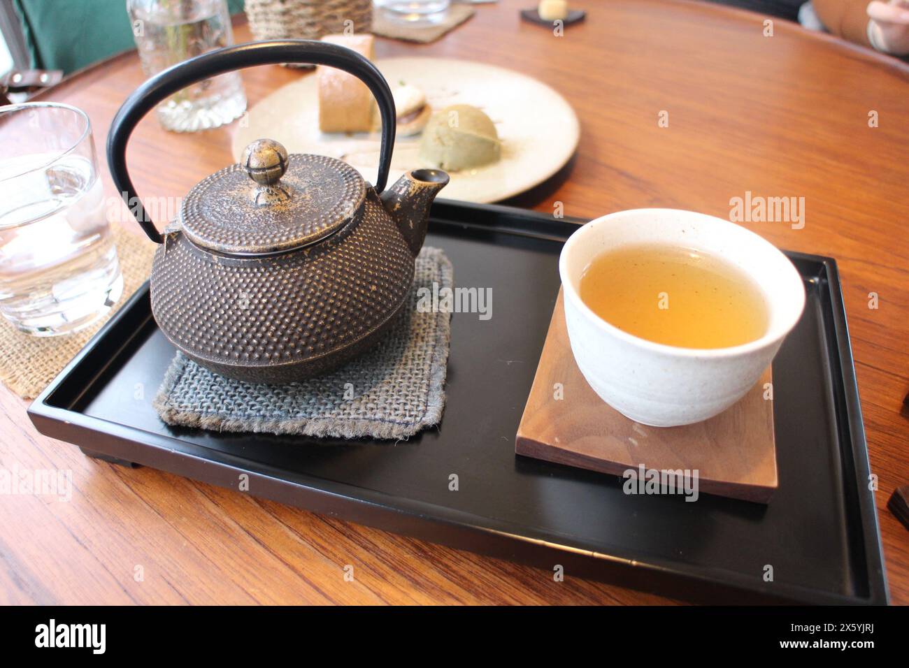 Kaga Bo-cha (Hojicha) tea set in Kanazawa, Japan Stock Photo - Alamy