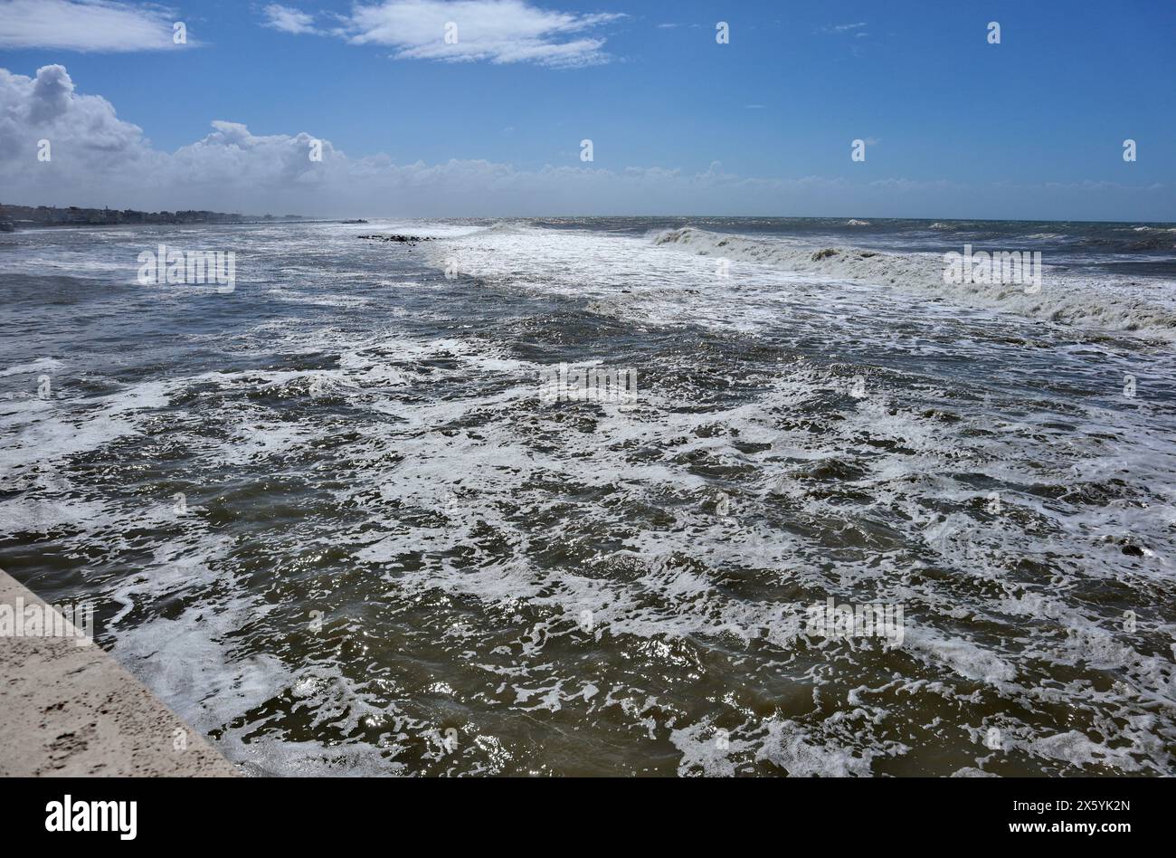 Lido di Ostia - Mare mosso dal pontile Stock Photo - Alamy