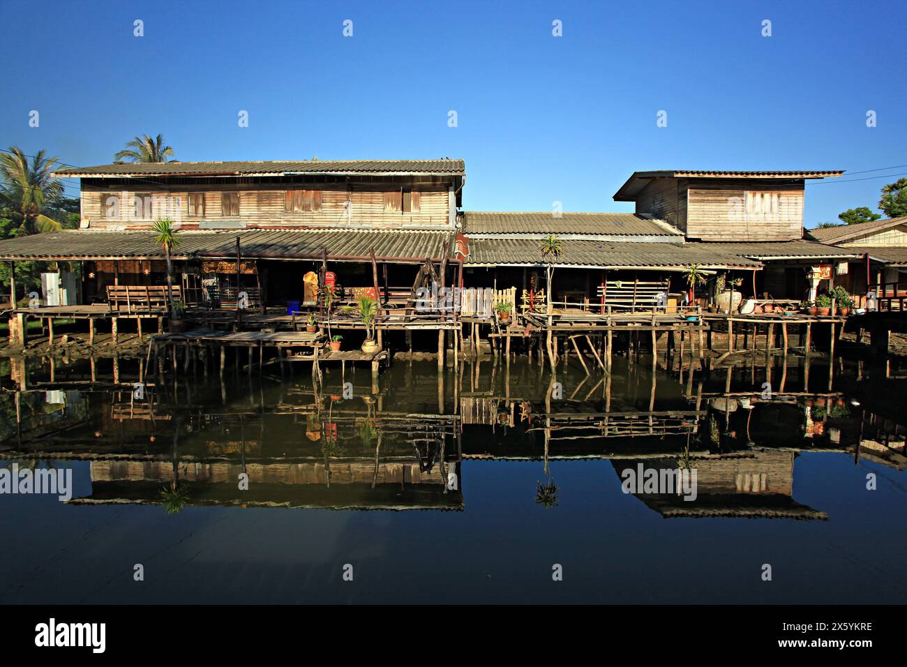 Khlong dan floating market hi-res stock photography and images - Alamy
