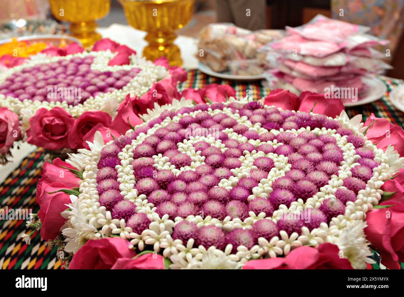 Bride price in Thai wedding ceremony, gold necklace, thai banknote ...