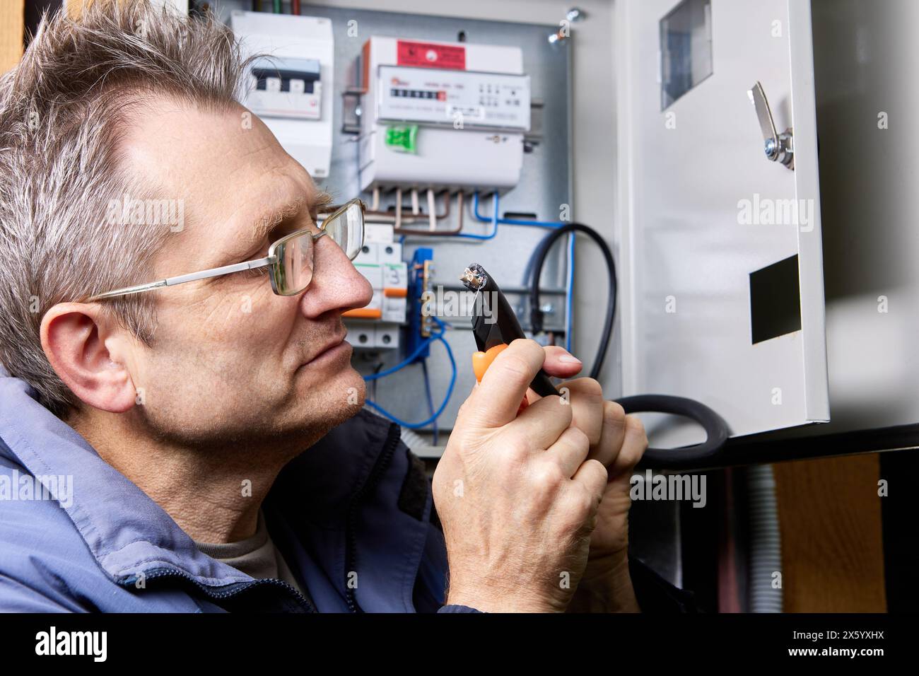 Cutting Over Sheath Of Power Cable Using Retractable Utility Knife