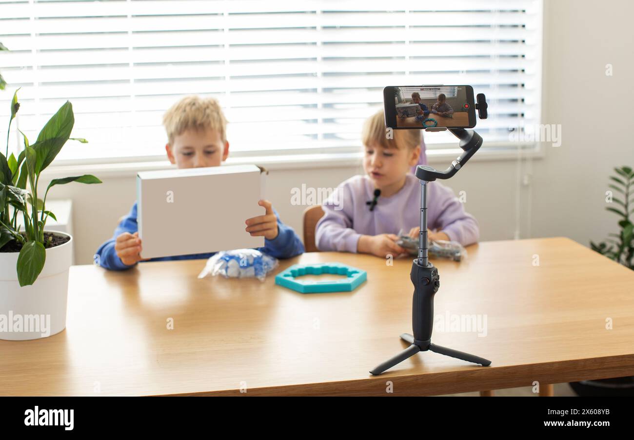 Kids record phone to video hi-res stock photography and images - Alamy