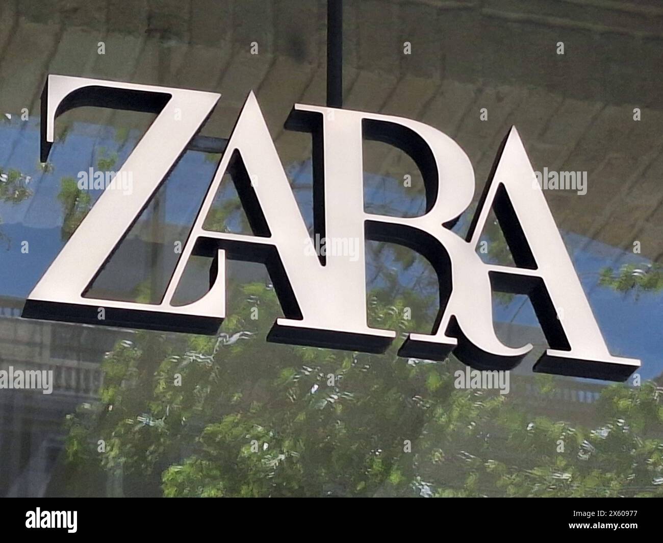 Barcelona Themenbild - Luxusmarken, Werbeschilder, Luxus, Werbung ...