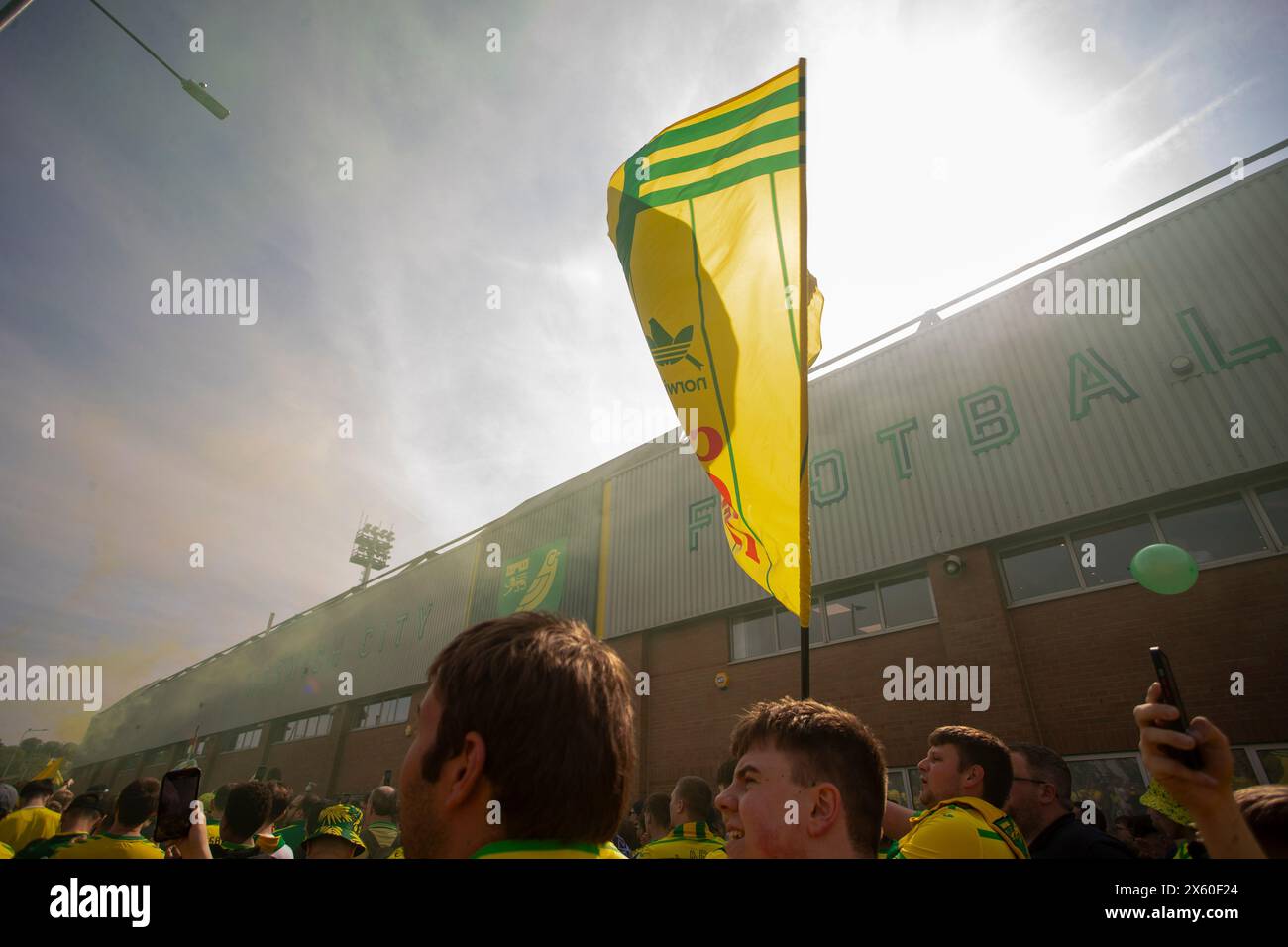Leeds united flag supporters hi-res stock photography and images - Alamy