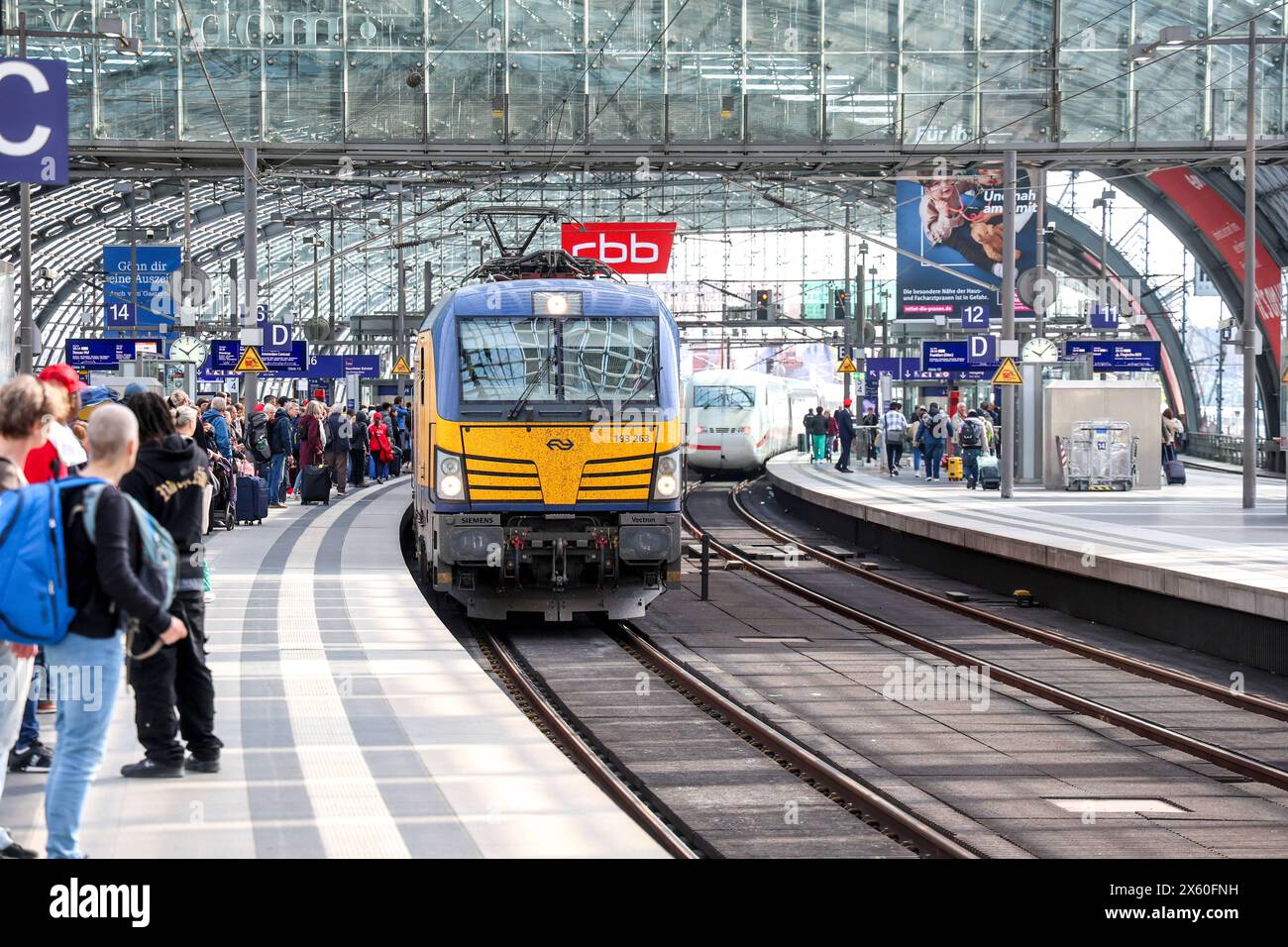 Berlin hauptbahnhof vectron hi-res stock photography and images - Alamy