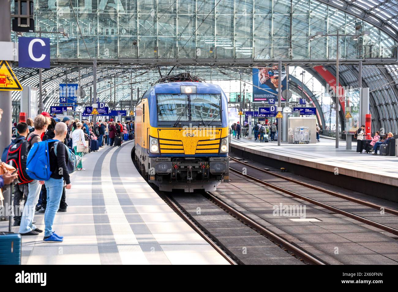 Eisenbahnverkehr - Berlin Hauptbahnhof - Intercity Zug nach Amsterdam ...