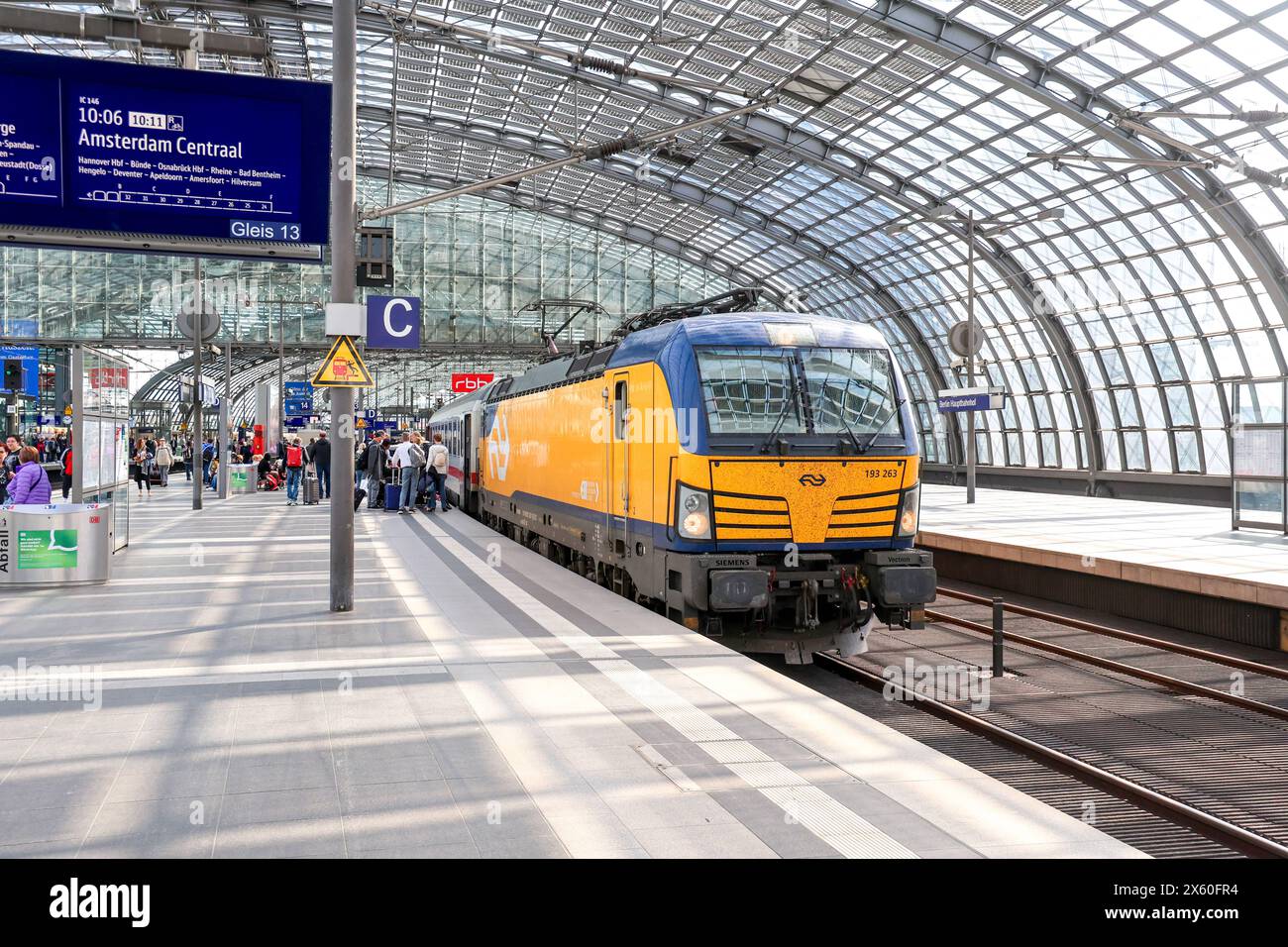 Eisenbahnverkehr - Berlin Hauptbahnhof - Intercity Zug nach Amsterdam Centraal. Die IC von ...