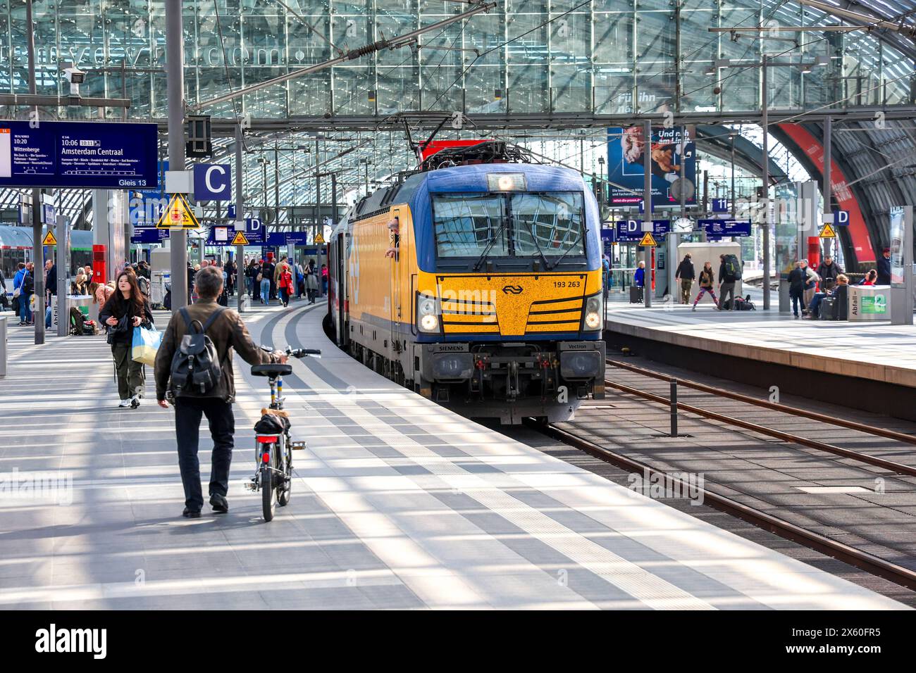 Eisenbahnverkehr - Berlin Hauptbahnhof - Intercity Zug nach Amsterdam ...