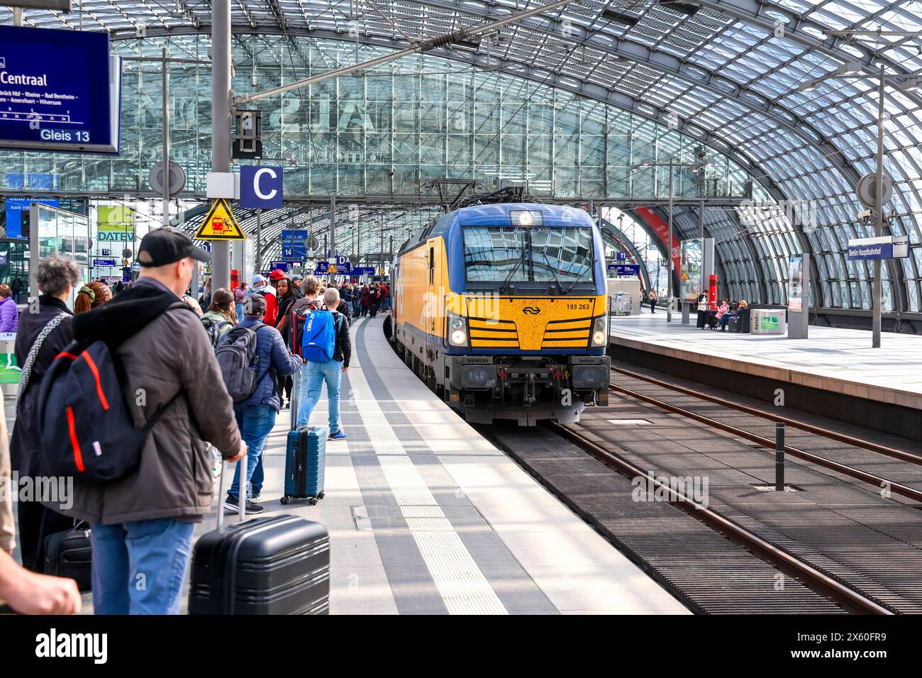 Berlin hauptbahnhof vectron hi-res stock photography and images - Alamy