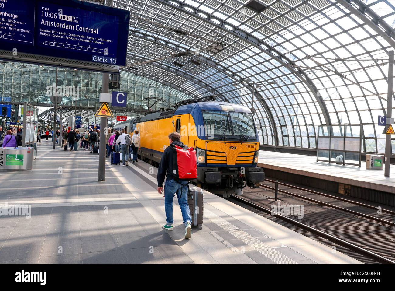 Eisenbahnverkehr - Berlin Hauptbahnhof - Intercity Zug nach Amsterdam ...