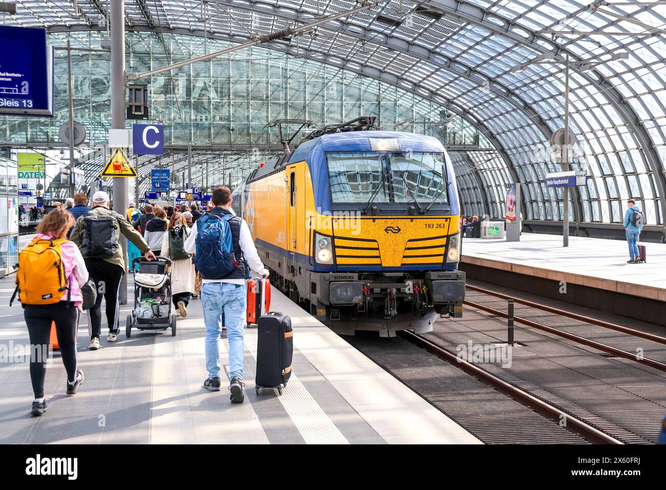 Eisenbahnverkehr - Berlin Hauptbahnhof - Intercity Zug nach Amsterdam ...
