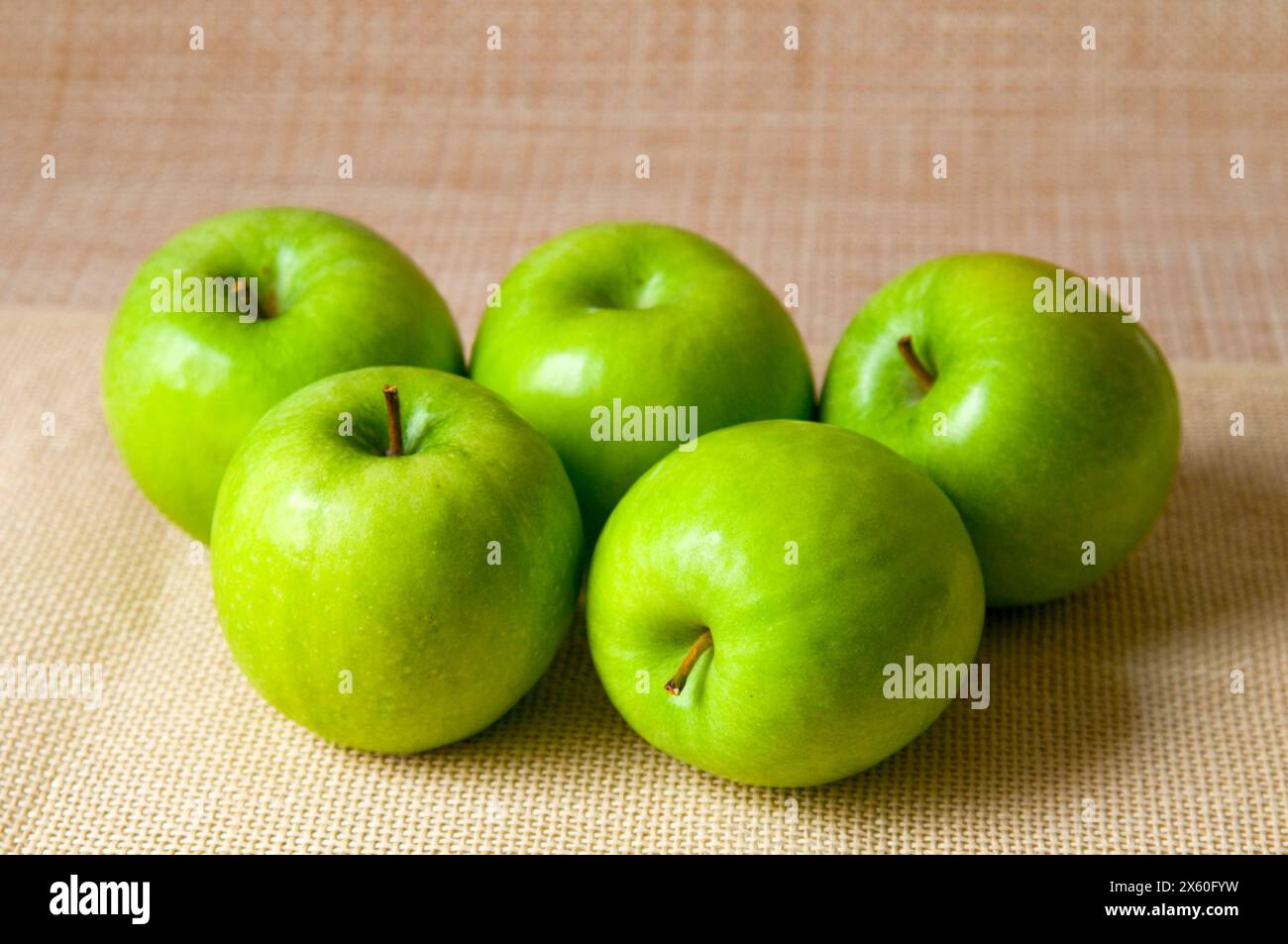 Five green apples. Still life Stock Photo - Alamy