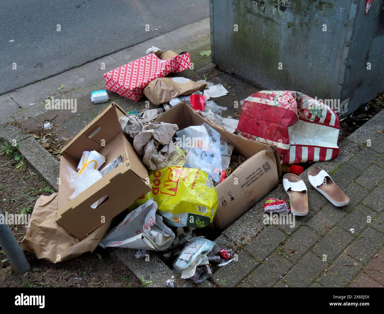 Muell container hi-res stock photography and images - Alamy