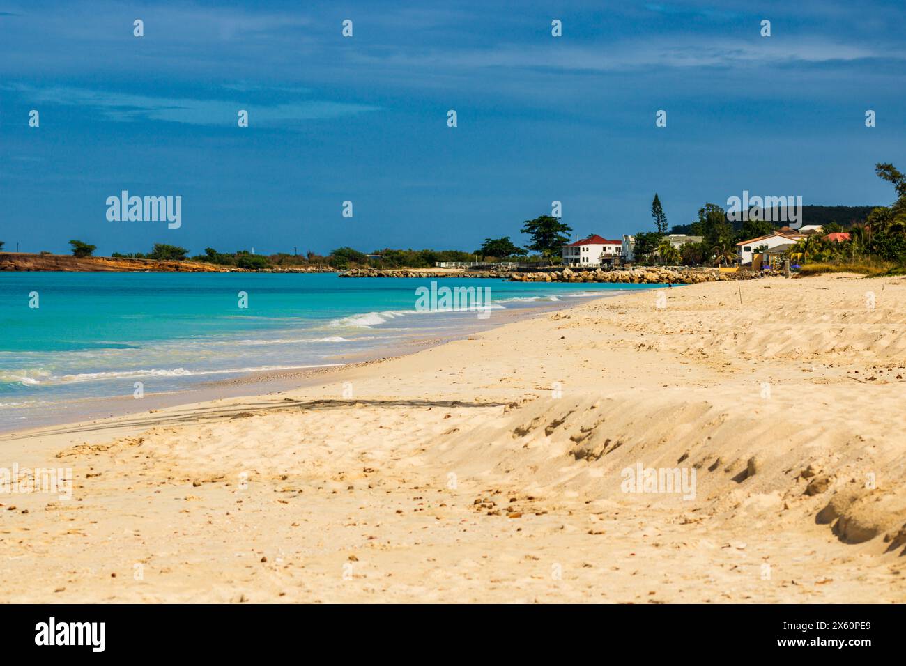 Caribbean beach with white sand, deep blue sky and turquoise water ...