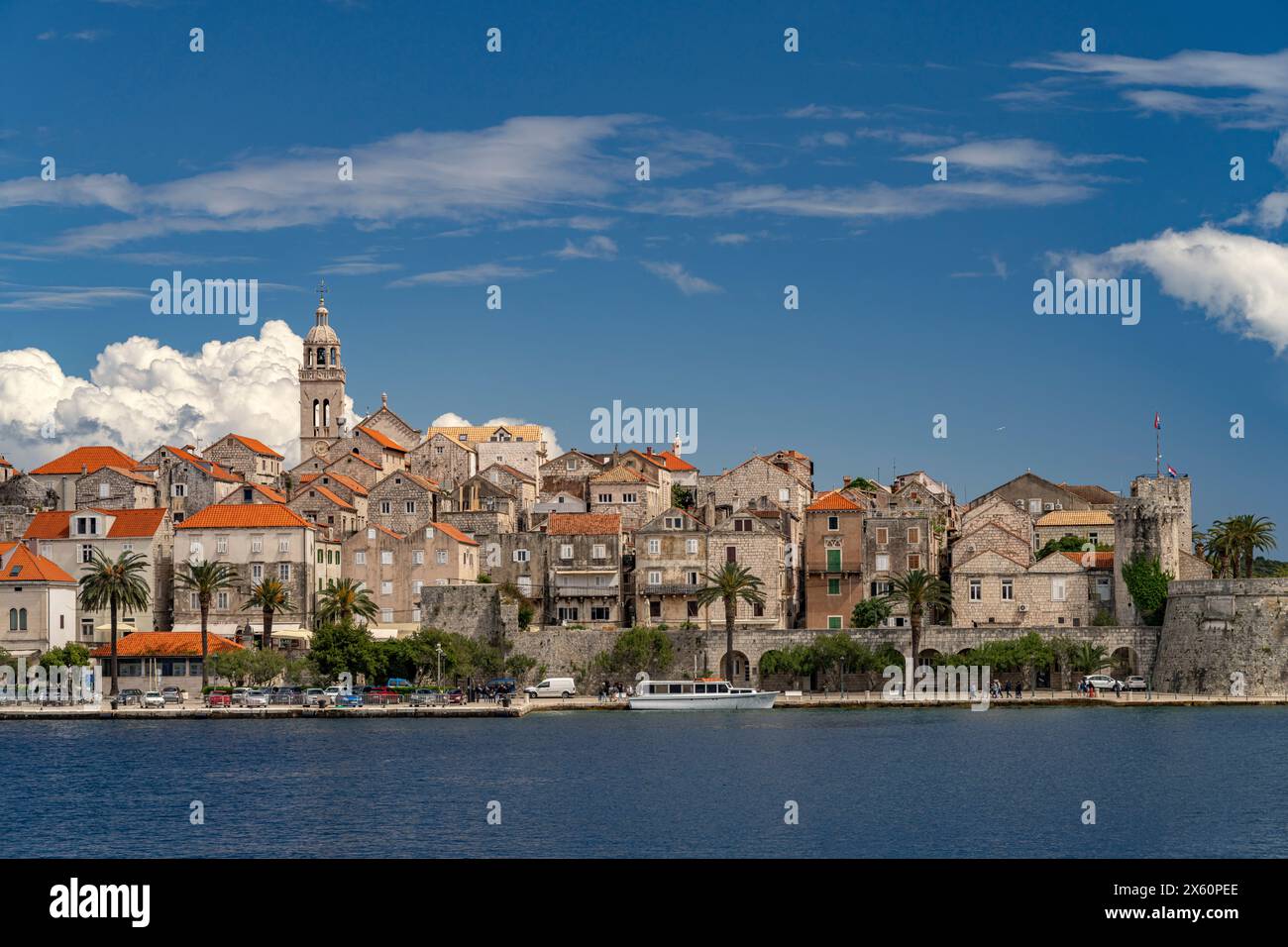 Die Altstadt von Korcula Stadt mit Stadtmauer und Kathedrale, Kroatien ...