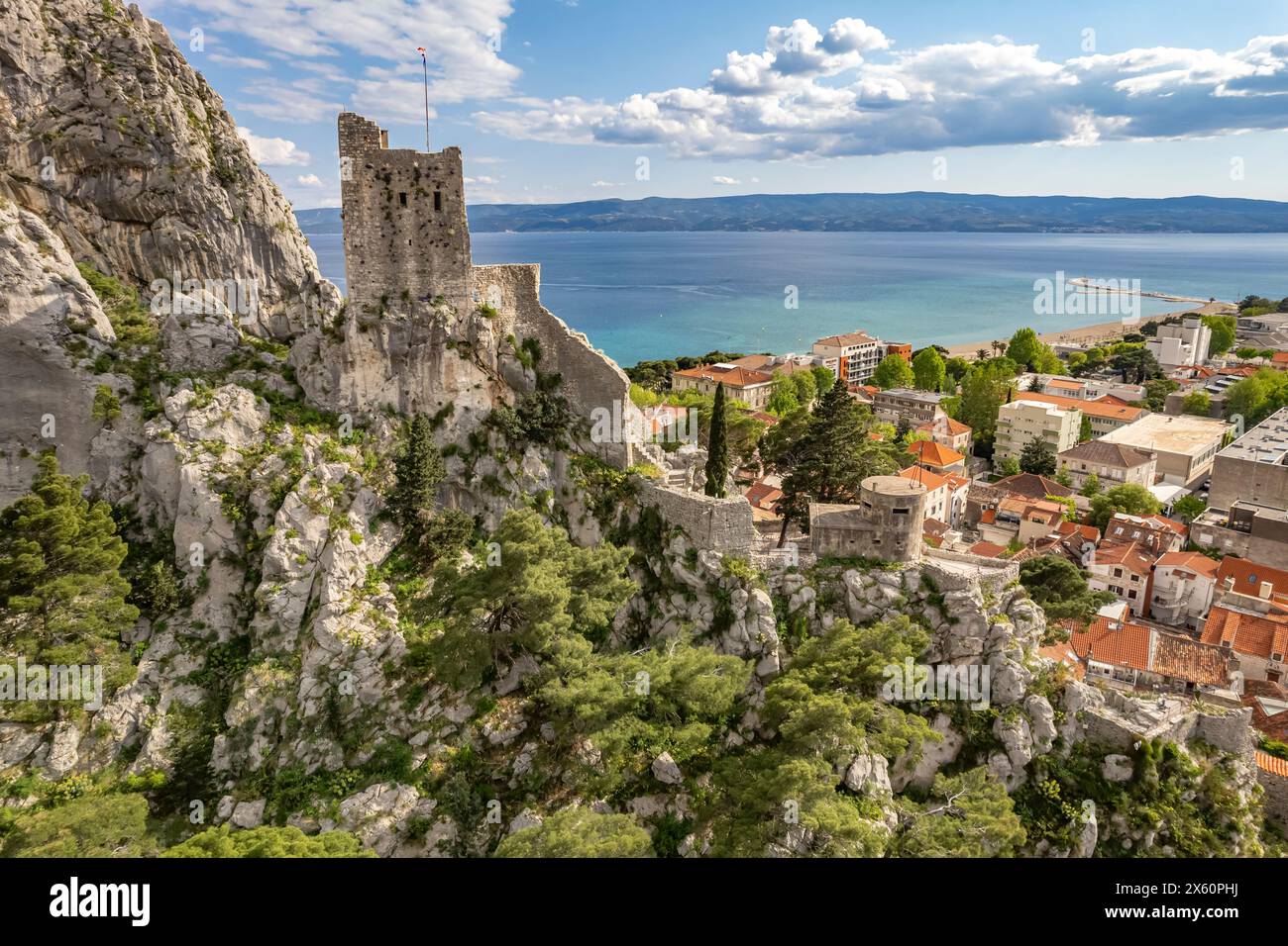 Die Altstadt von Omis mit der Ruine der Festung Mirabella oder Peovica ...